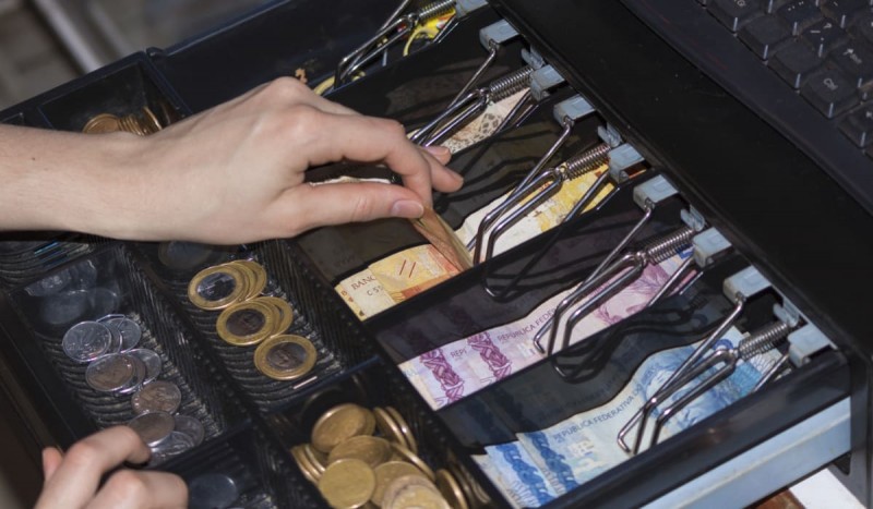 How to Use a POS Machine, Step by Step Explained