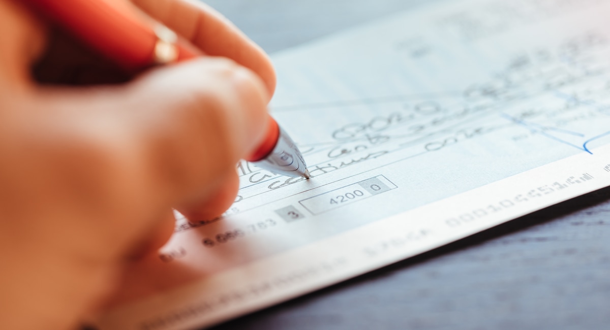 Do businesses have to accept cheques? Pros and cons